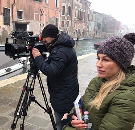 Sandra Ribbe ist Produzentin, Autorin und Reporterin